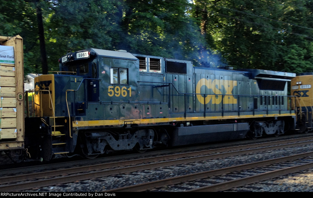 CSX B40-8 5961 on Q409-04